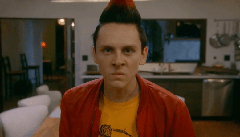 Hawk golpea a la antigua Bully en Cobra Kai Season 3 - AhoraMismo.com