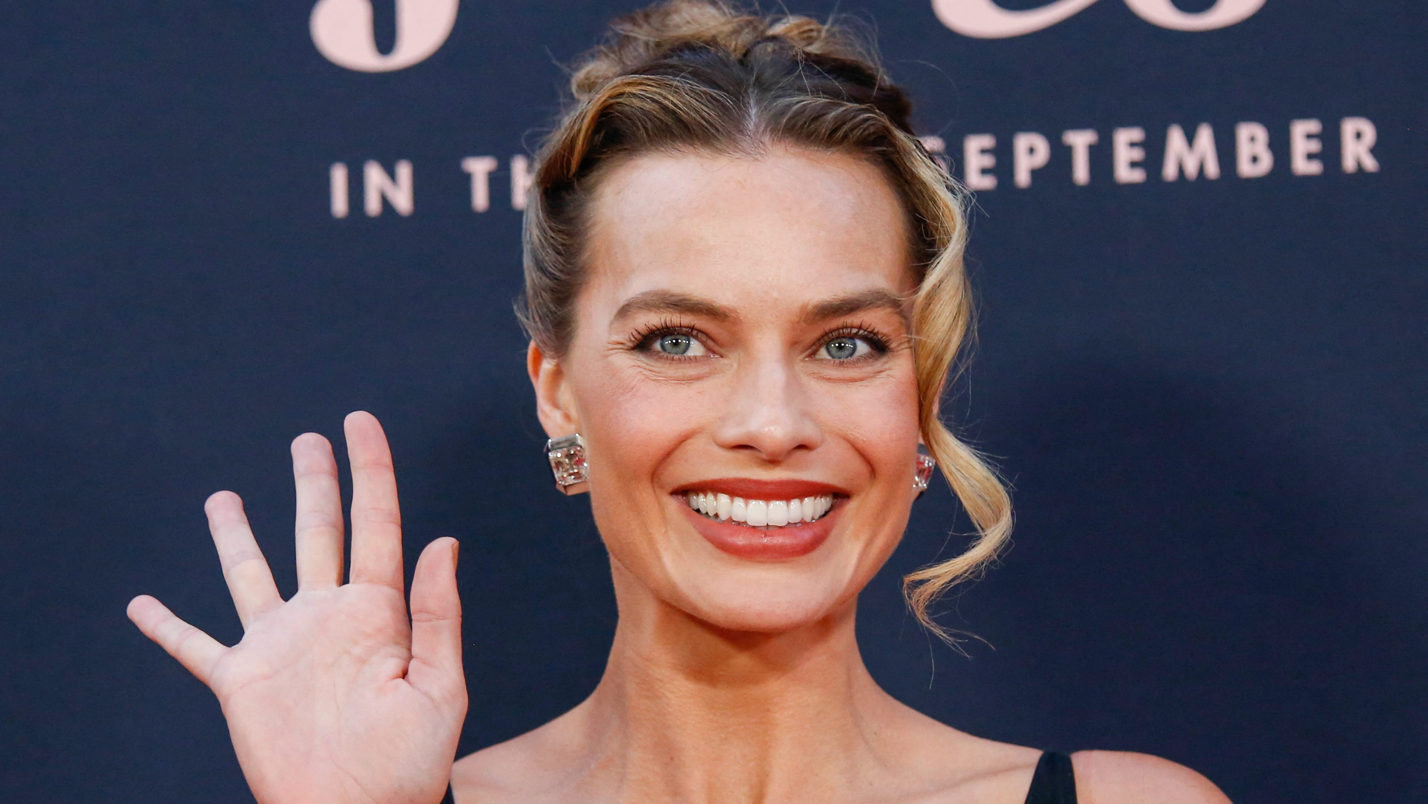 Margot Robbie emociona a sus fans con un vestido transparente de ...