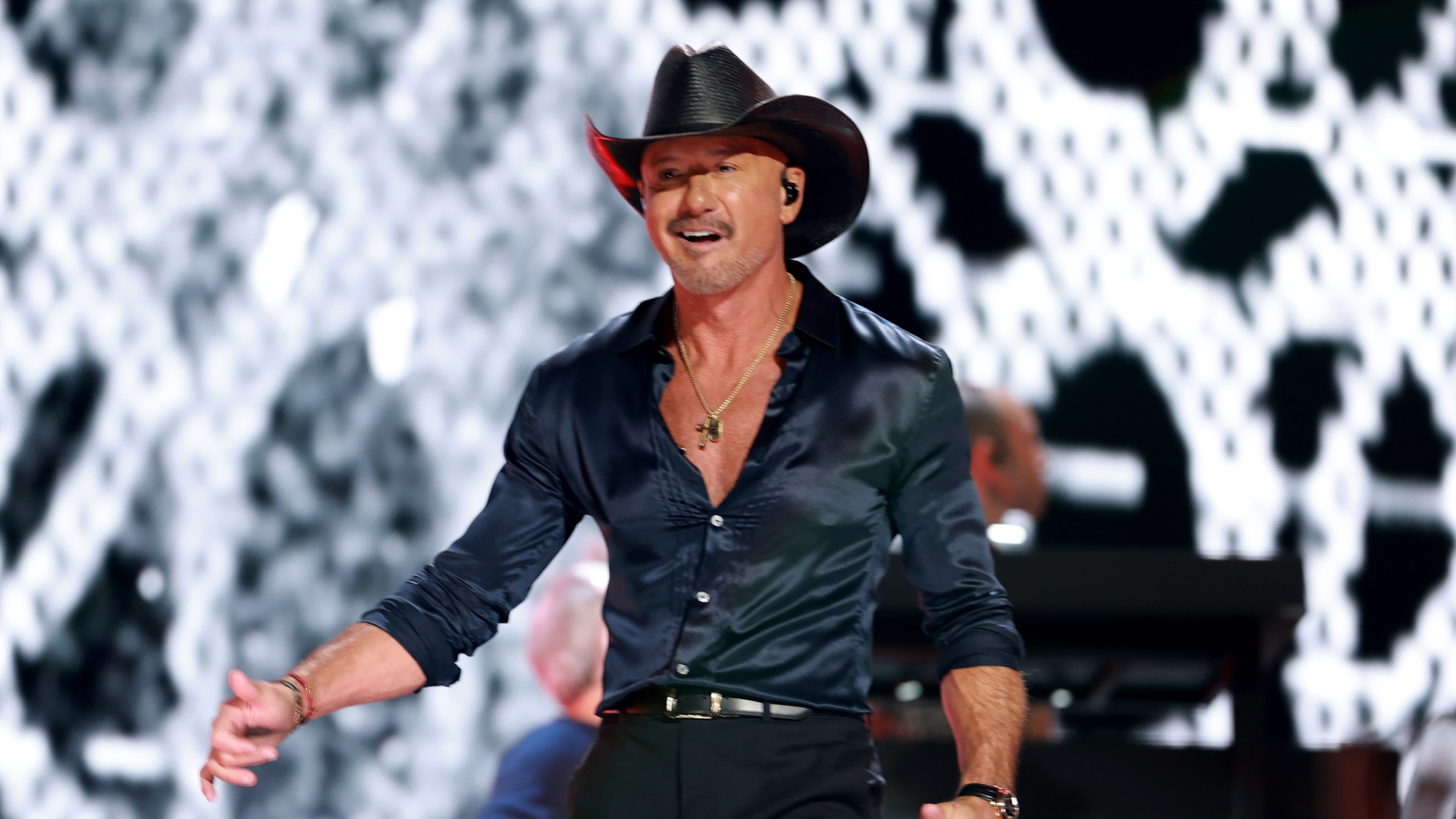 Tim McGraw les informa a sus fanáticos que está a salvo en medio del ...