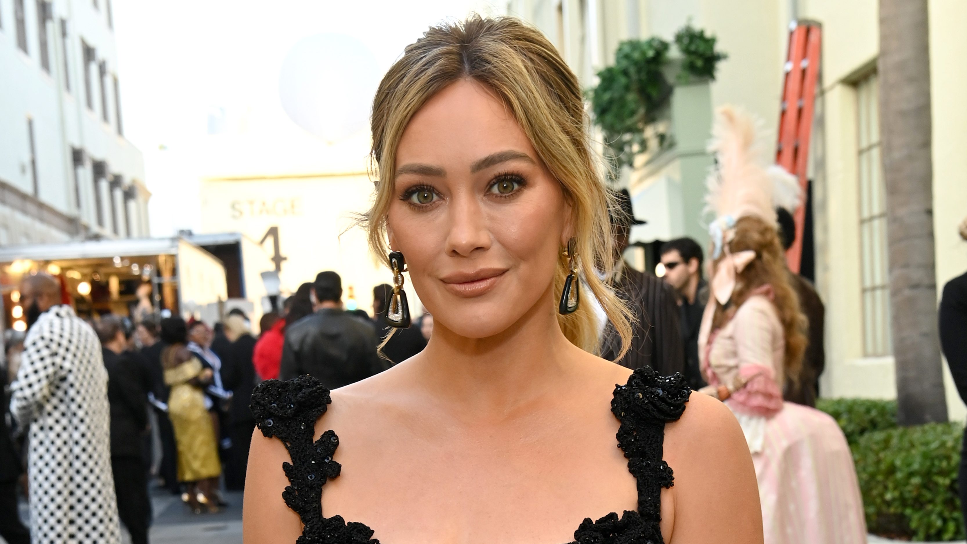 Hilary Duff revela con emoción que 'We Don't Talk' trata sobre Haylie Duff