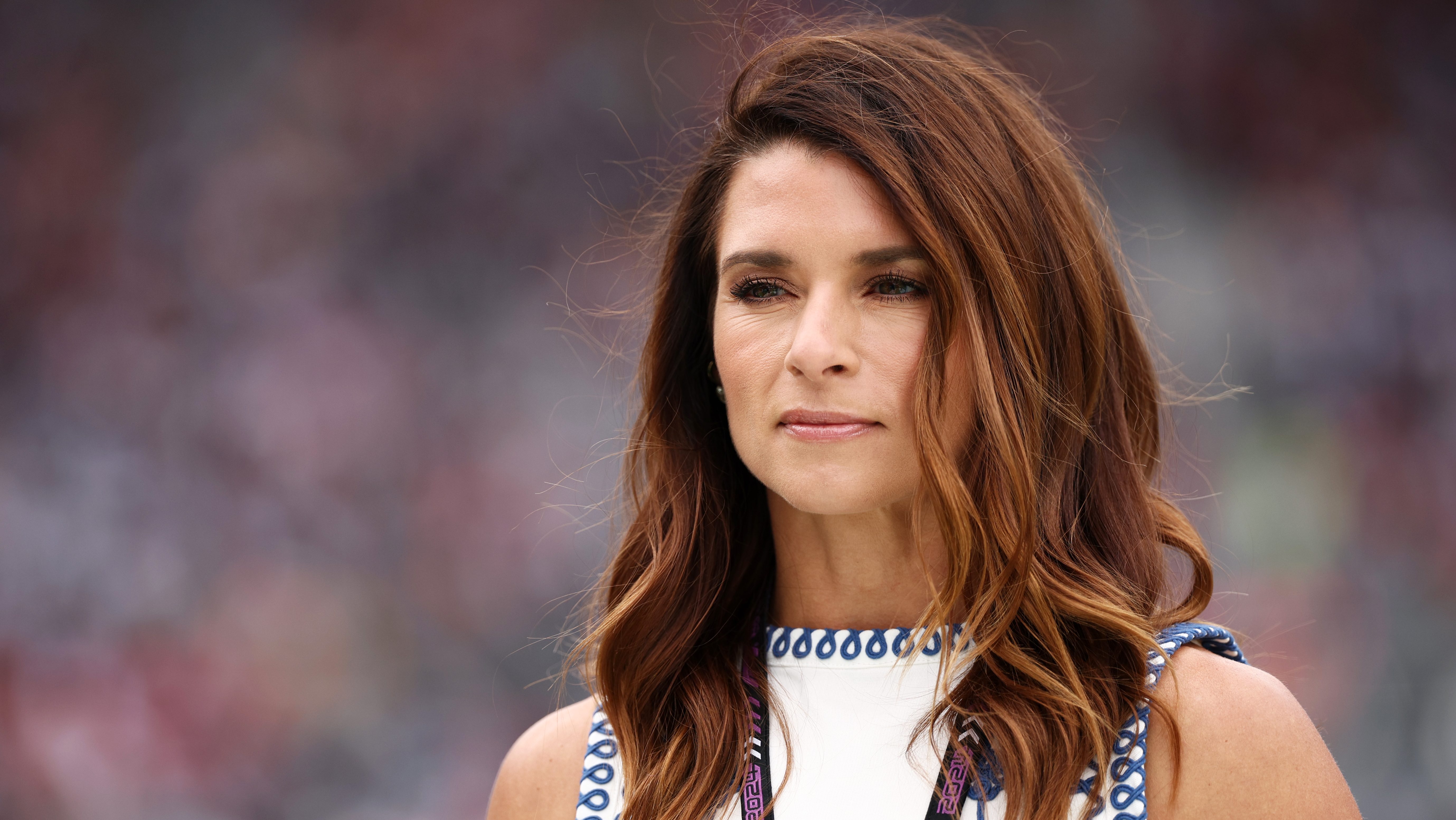 Danica Patrick provoca reacciones al compararla con Trump.