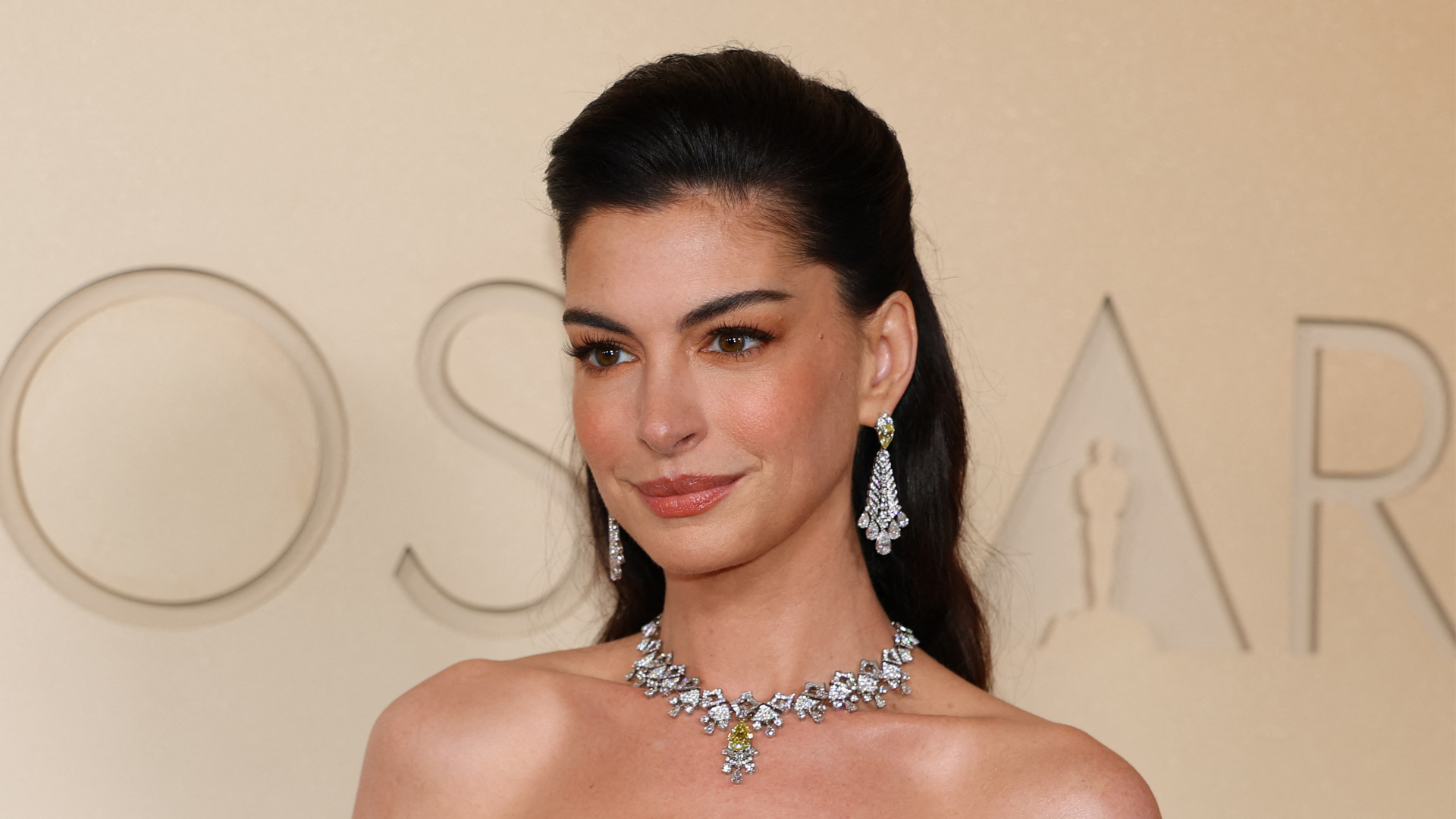 Anne Hathaway revela que estuvo "legalmente ciega" de un ojo durante 10 ...