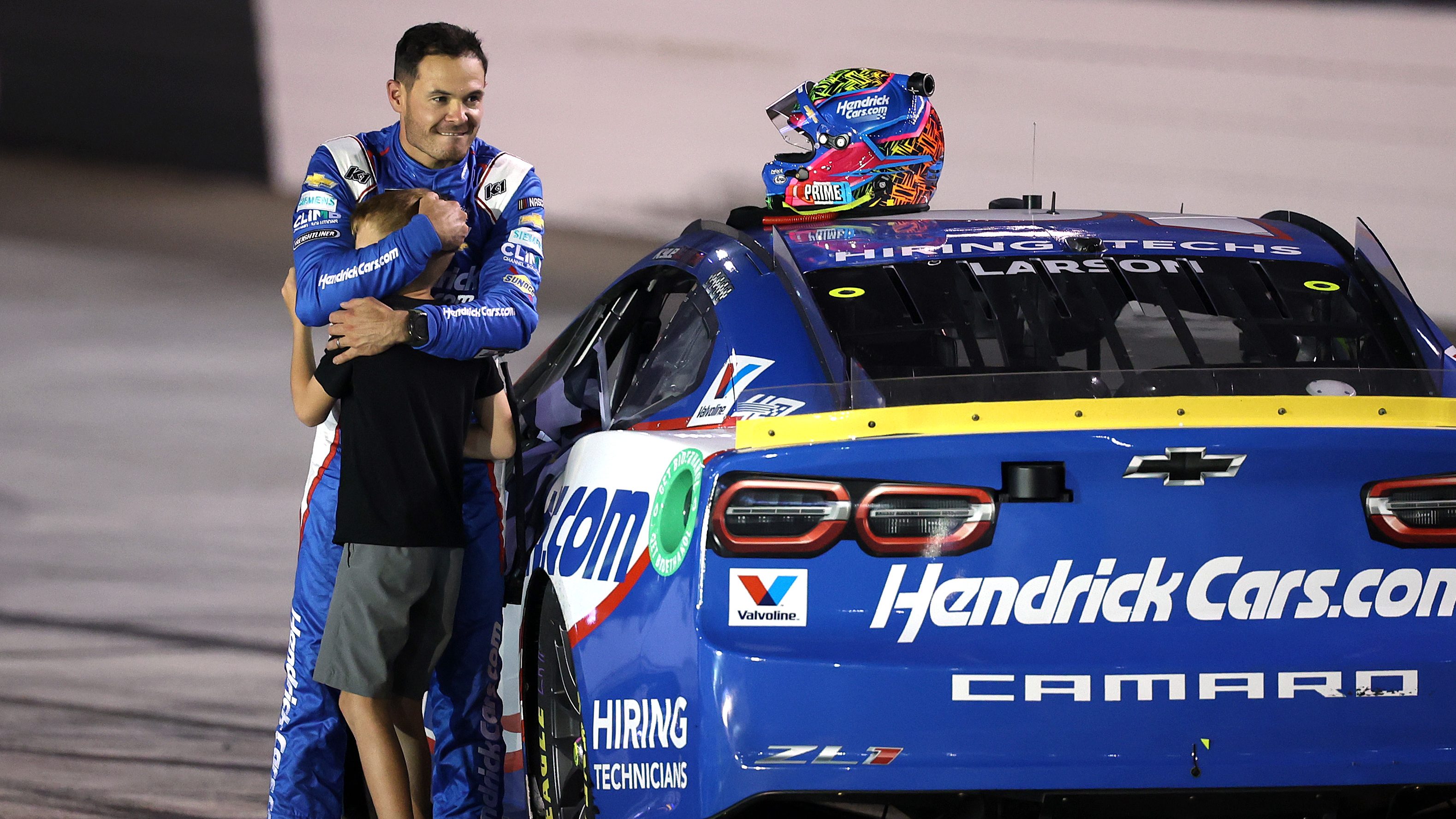 Kyle Larson se sintió "orgulloso" al ver a su hijo consolar a Brexton ...