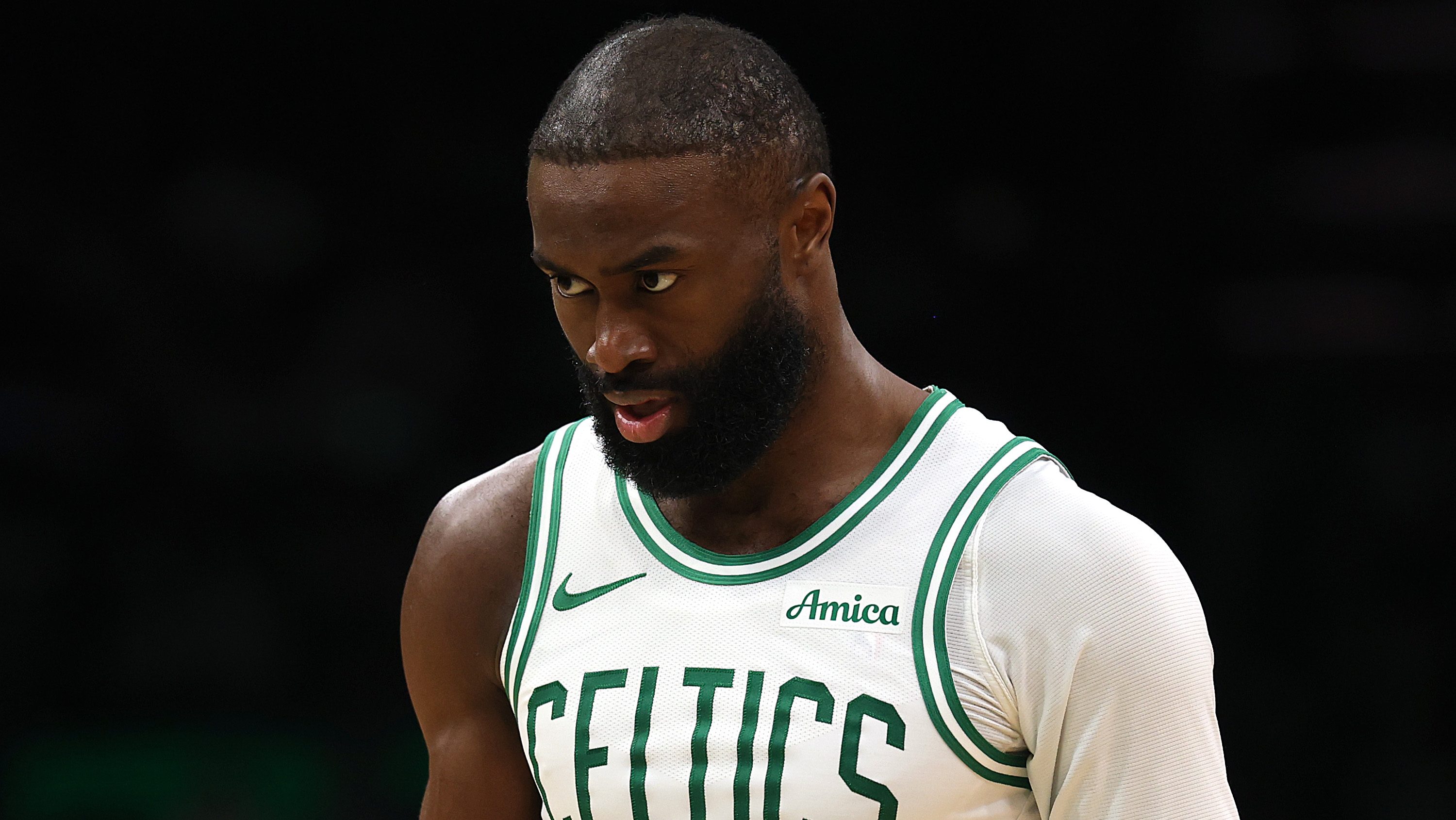 Los Celtics intercambian jugadores en el campo: Jaylen Brown y Giannis ...