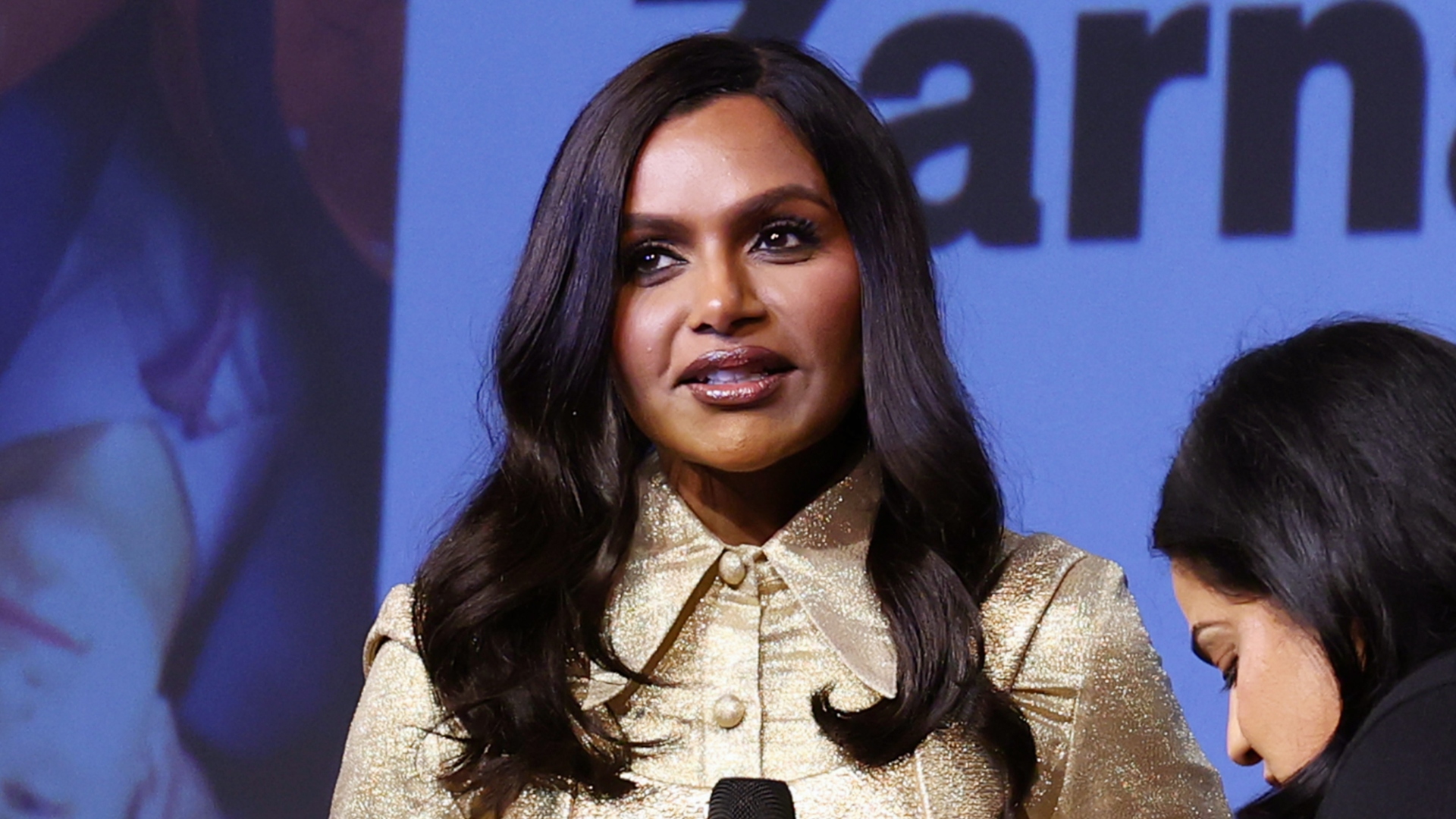 Mindy Kaling deslumbra con su increíble apariencia en un minivestido ...