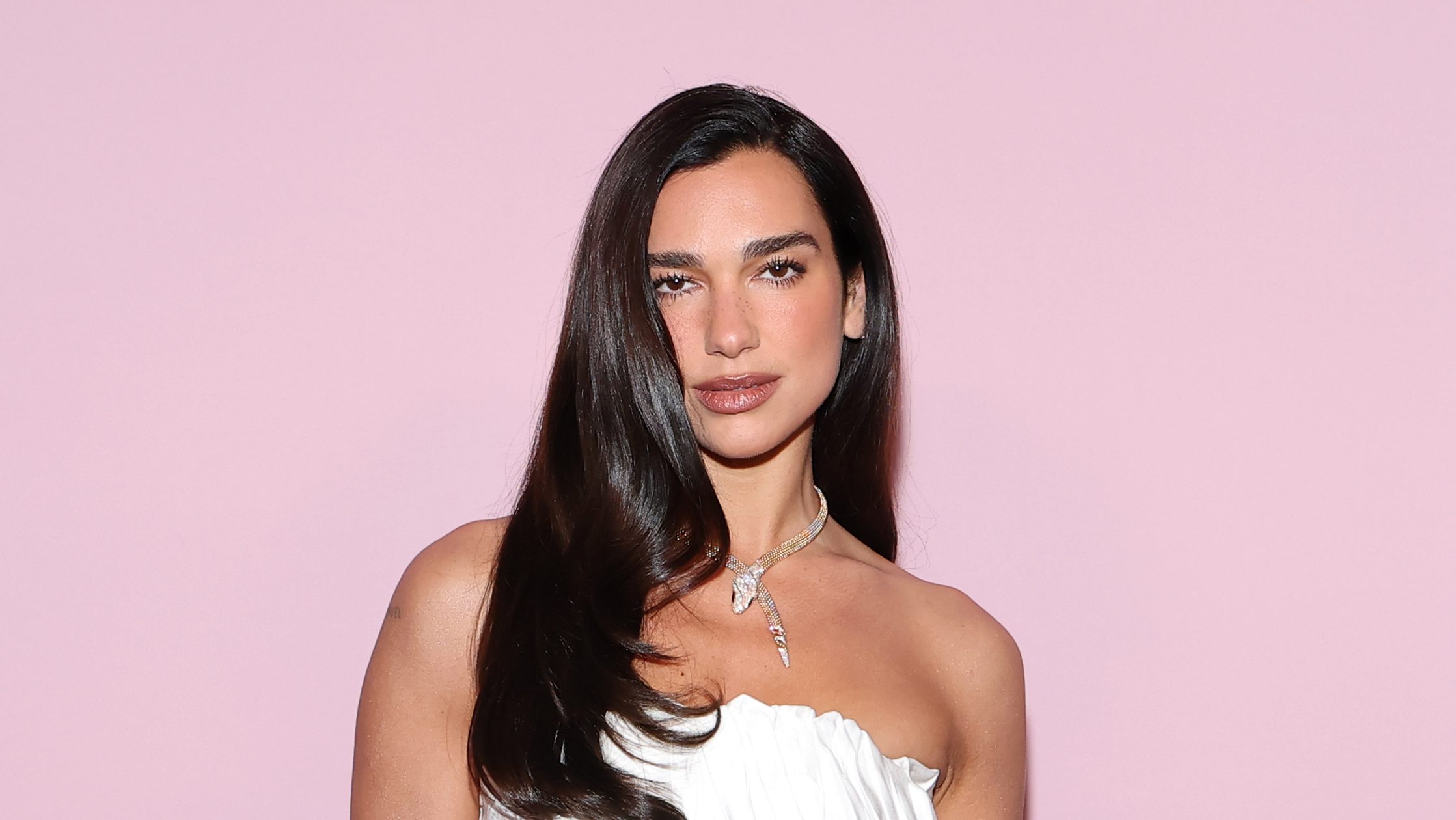 El conjunto blanco de Schiaparelli que lució Dua Lipa tras su boda ...